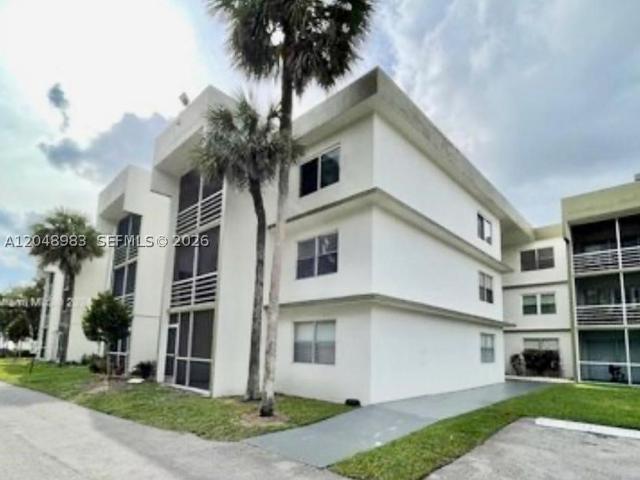 Luxury apartment complex for rent in Sunrise, Florida