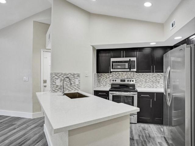 Luxury apartment complex for rent in Sunrise, Florida