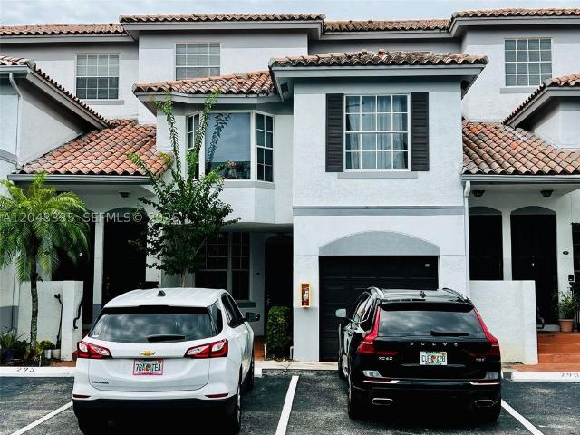 Luxury apartment complex for rent in Sunrise, Florida