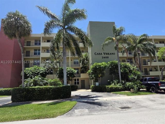 Luxury apartment complex for rent in Pompano Beach, United States