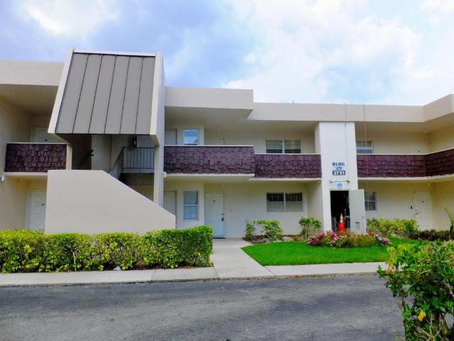 Luxury apartment complex for rent in Pompano Beach, Florida