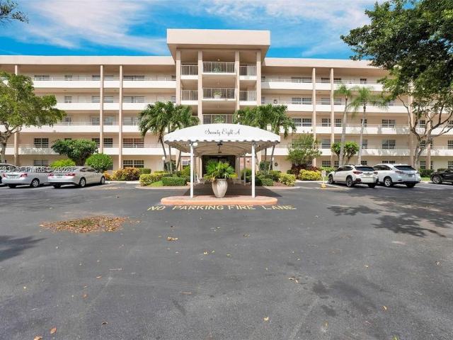 Luxury apartment complex for rent in Pompano Beach, Florida