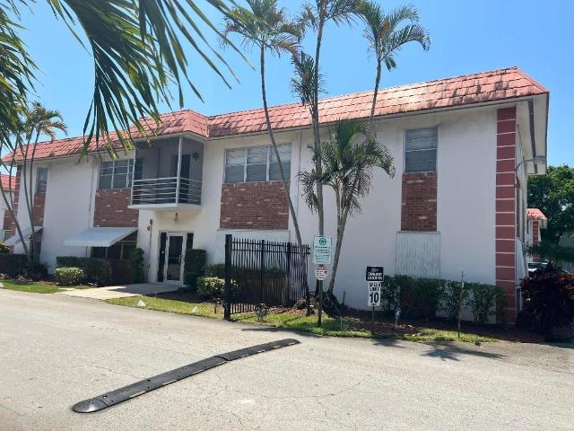 Luxury apartment complex for rent in Pompano Beach, United States