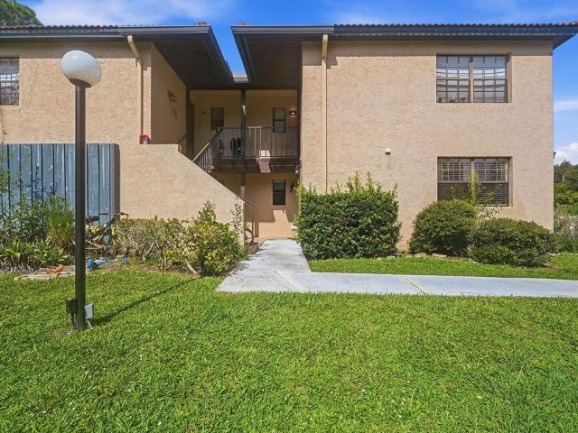 Luxury apartment complex for rent in Port Saint Lucie, Florida