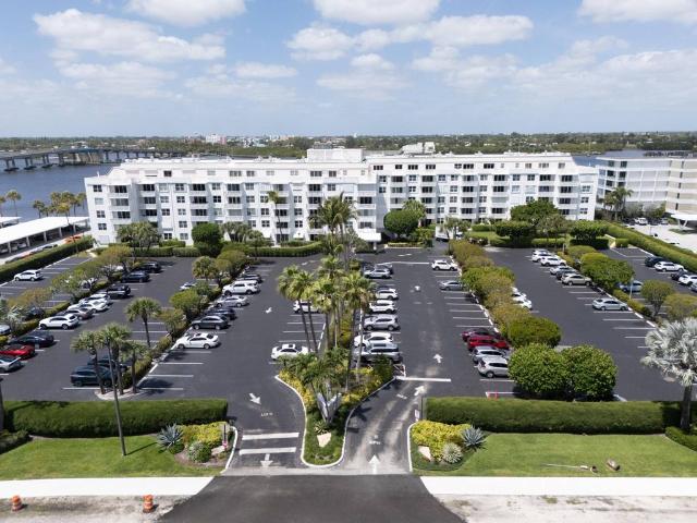 Luxury apartment complex for rent in Palm Beach, United States