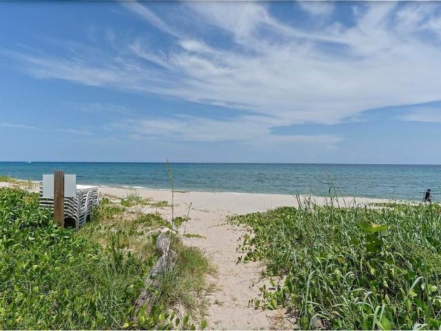 Luxury apartment complex for rent in Palm Beach, United States