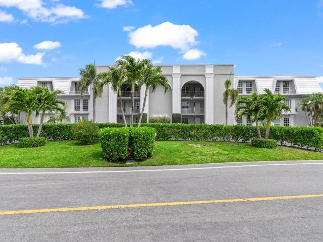 Luxury apartment complex for rent in Palm Beach, United States