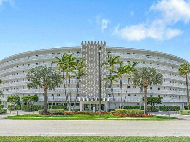 Luxury apartment complex for rent in Palm Beach, Florida