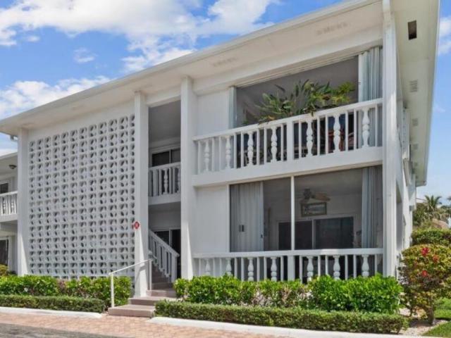 Luxury apartment complex for rent in Palm Beach, Florida