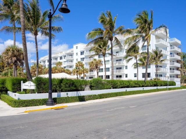 Luxury apartment complex for rent in Palm Beach, Florida