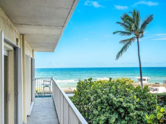 Luxury apartment complex for rent in Palm Beach, Florida