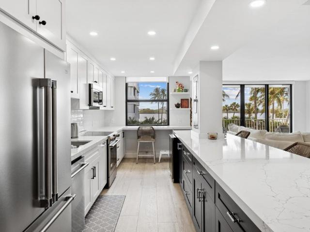 Luxury apartment complex for rent in Palm Beach, Florida