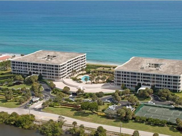 Luxury apartment complex for rent in Palm Beach, Florida