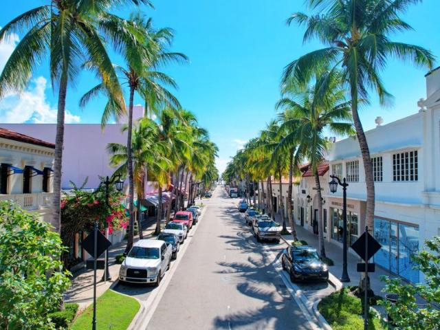 Luxury apartment complex for rent in Palm Beach, Florida