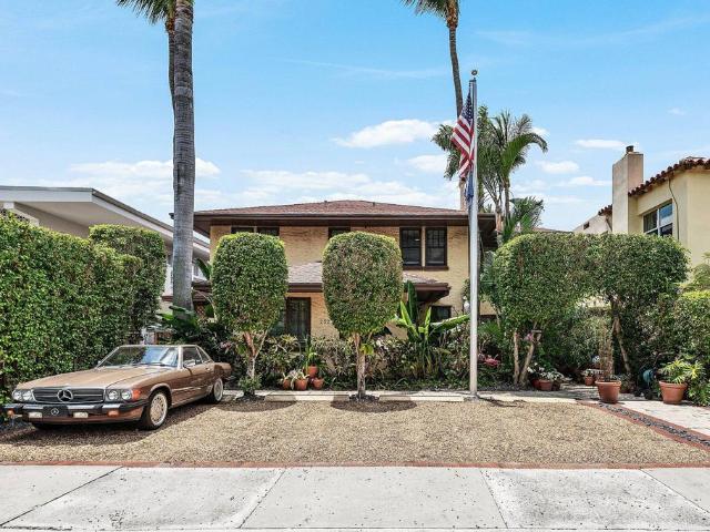 Luxury apartment complex for rent in Palm Beach, Florida