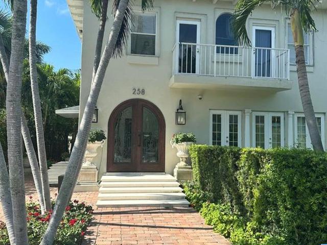 Luxury apartment complex for rent in Palm Beach, Florida