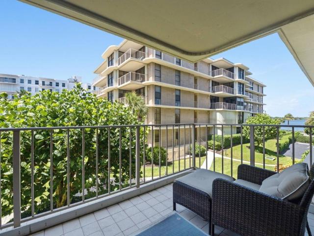 Luxury apartment complex for rent in Palm Beach, Florida