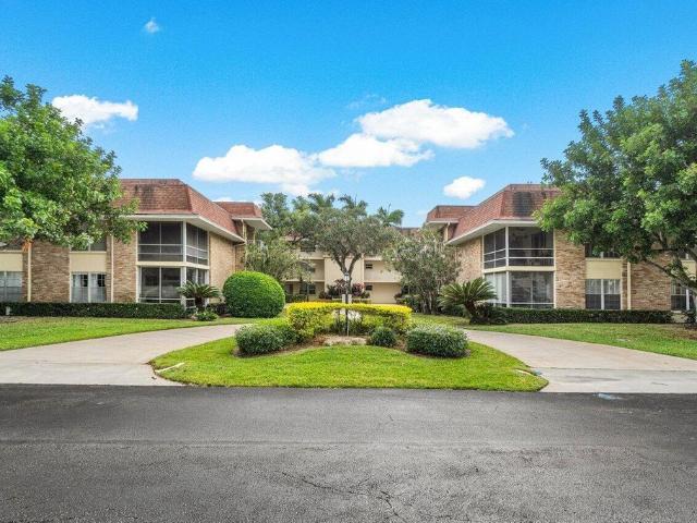Luxury apartment complex for rent in Palm Beach Gardens, Florida