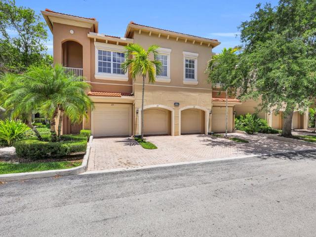 Luxury apartment complex for rent in Palm Beach Gardens, Florida
