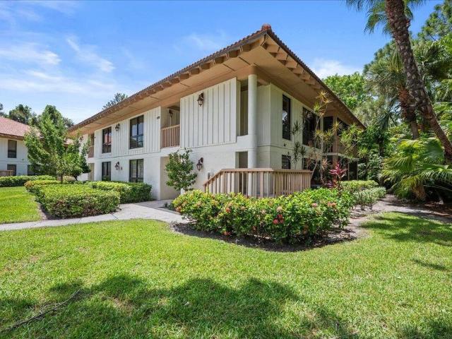 Luxury apartment complex for rent in Palm Beach Gardens, Florida