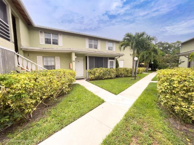 Luxury apartment complex for rent in Palm Beach Gardens, Florida