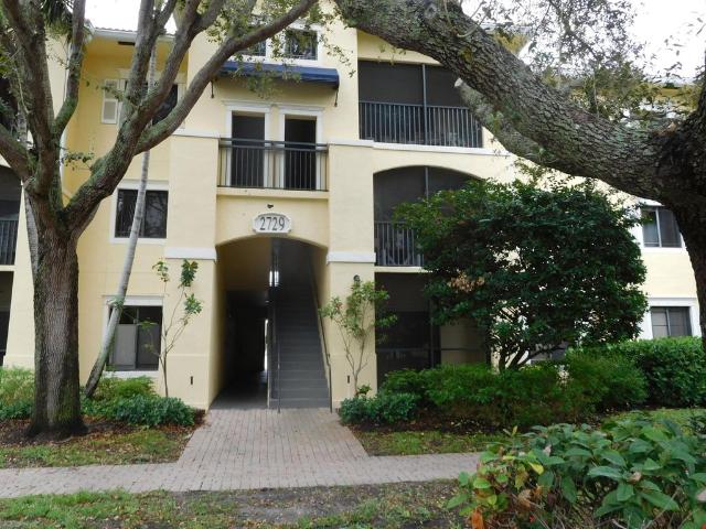 Luxury apartment complex for rent in Palm Beach Gardens, Florida