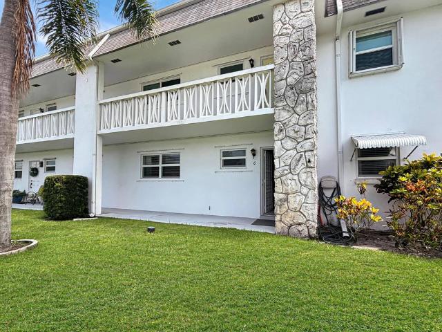 Luxury apartment complex for rent in Palm Beach Gardens, Florida