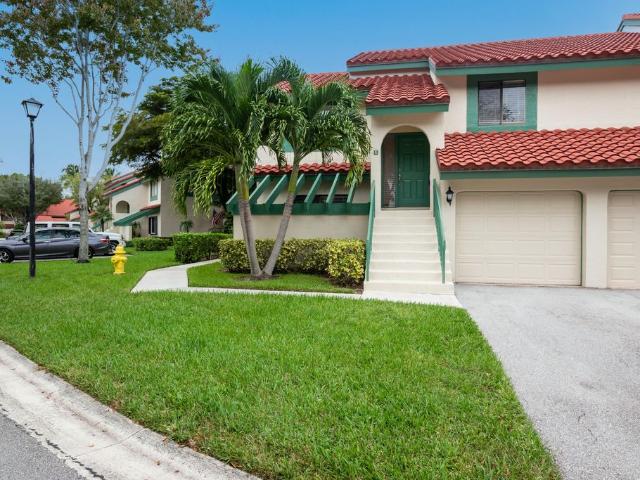 Luxury apartment complex for rent in Palm Beach Gardens, Florida