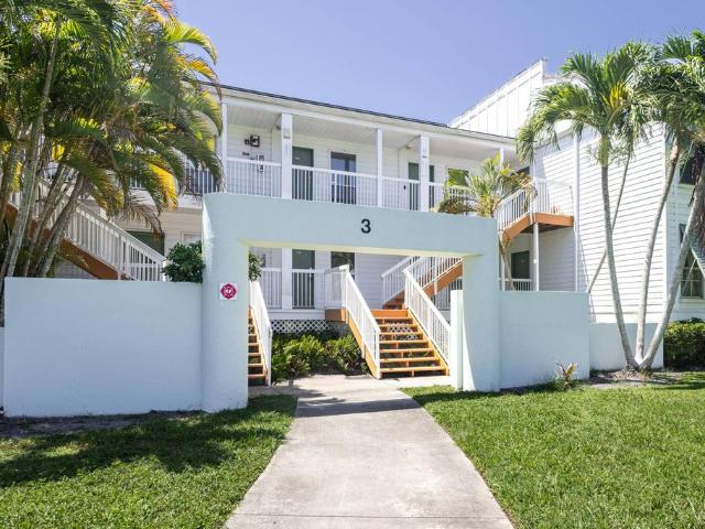 Luxury apartment complex for rent in Palm Beach Gardens, Florida