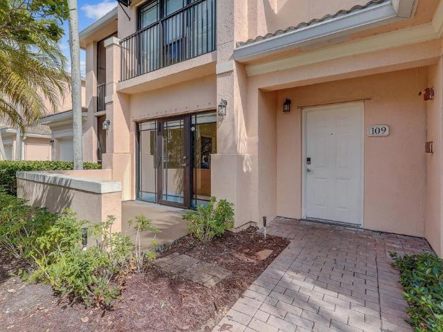 Luxury apartment complex for rent in Palm Beach Gardens, Florida