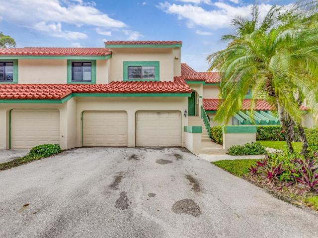 Luxury apartment complex for rent in Palm Beach Gardens, Florida