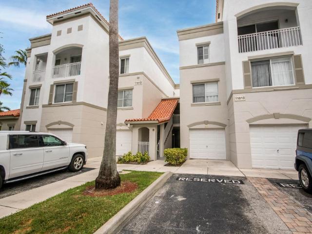Luxury apartment complex for rent in Palm Beach Gardens, Florida