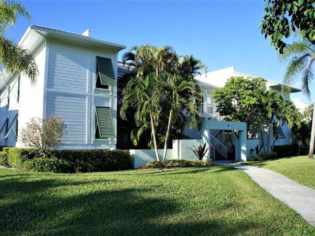 Luxury apartment complex for rent in Palm Beach Gardens, Florida