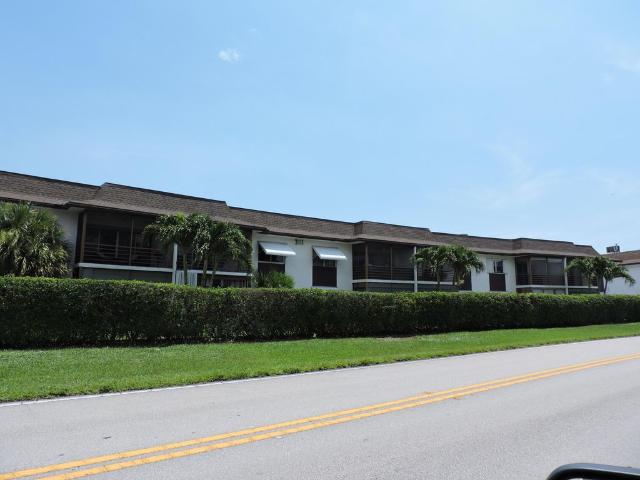 Luxury apartment complex for rent in Palm Beach Gardens, Florida