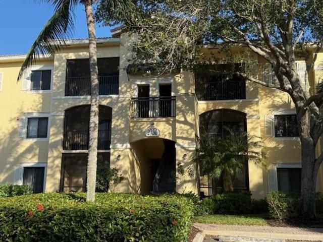 Luxury apartment complex for rent in Palm Beach Gardens, Florida