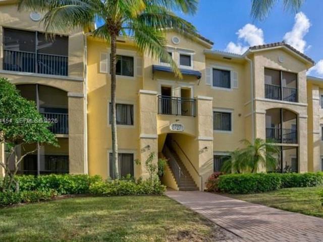 Luxury apartment complex for rent in Palm Beach Gardens, United States