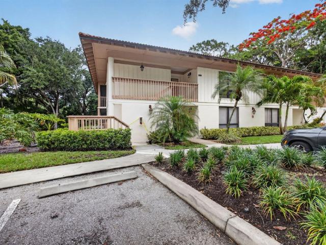 Luxury apartment complex for rent in Palm Beach Gardens, United States