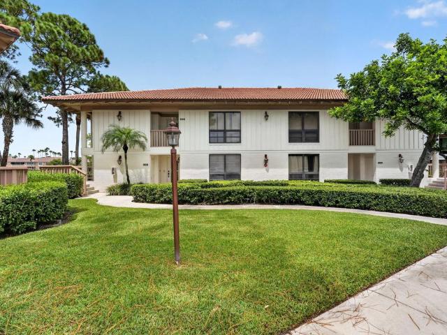 Luxury apartment complex for rent in Palm Beach Gardens, United States