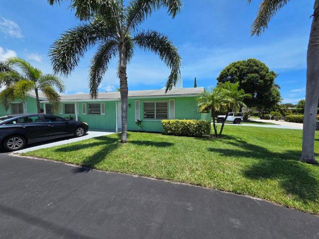 Luxury apartment complex for rent in Palm Beach Gardens, United States