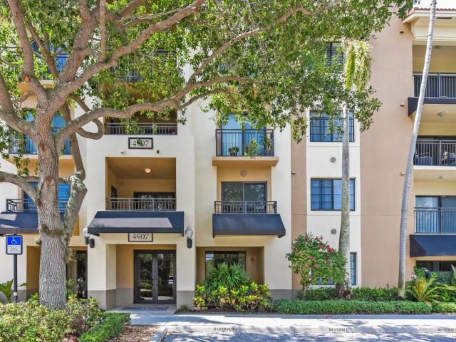 Luxury apartment complex for rent in Palm Beach Gardens, United States