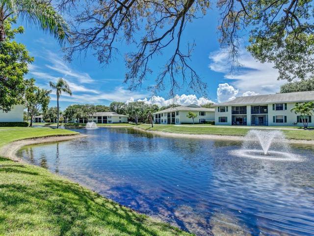 Luxury apartment complex for rent in Palm Beach Gardens, United States
