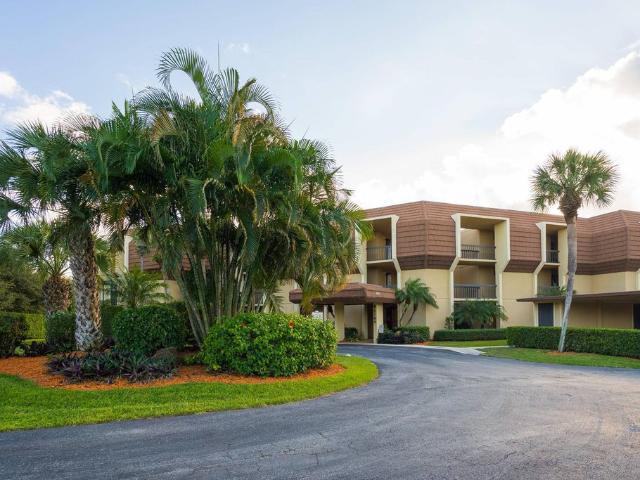 Luxury apartment complex for rent in Palm Beach Gardens, United States