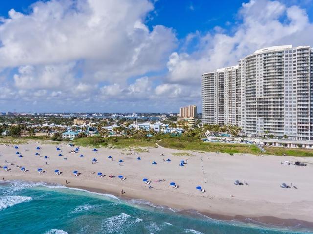 Luxury apartment complex for rent in Palm Beach Shores, United States