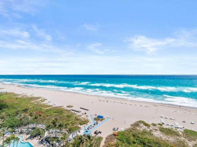Luxury apartment complex for rent in Palm Beach Shores, United States