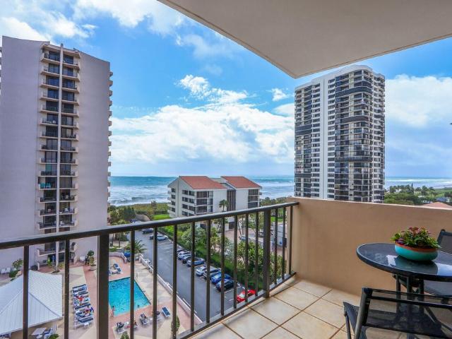 Luxury apartment complex for rent in Palm Beach Shores, United States