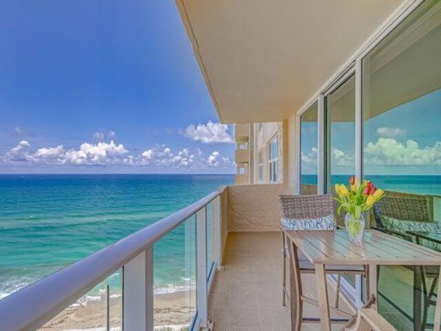 Luxury apartment complex for rent in Palm Beach Shores, United States