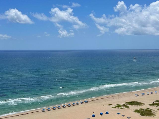 Luxury apartment complex for rent in Palm Beach Shores, United States