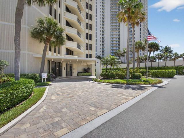 Luxury apartment complex for rent in Palm Beach Shores, United States