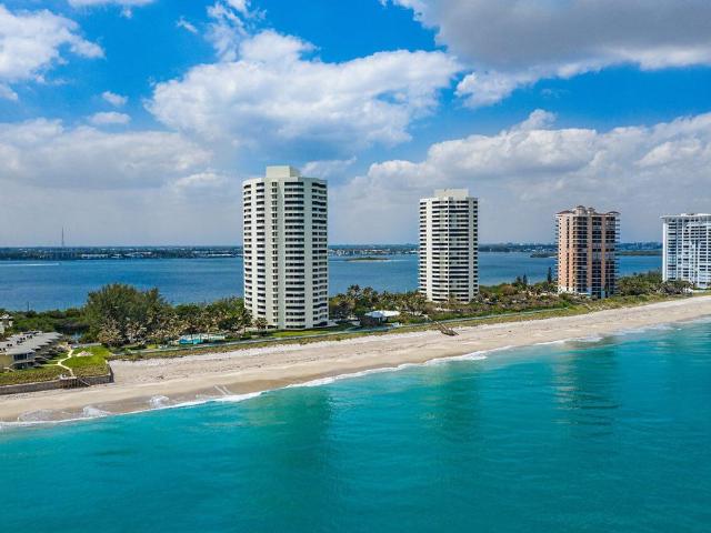 Luxury apartment complex for rent in Palm Beach Shores, United States
