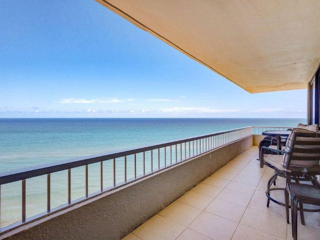 Luxury apartment complex for rent in Palm Beach Shores, United States